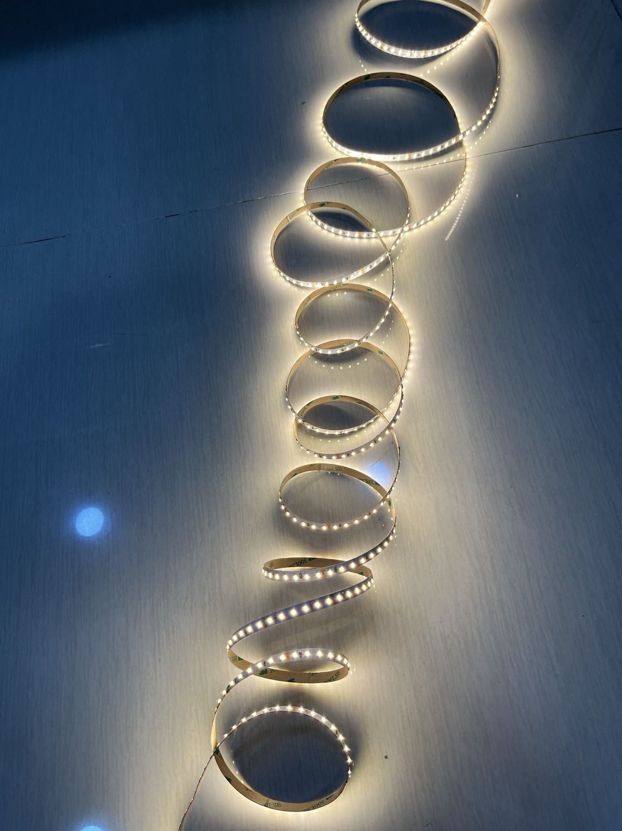 市场最低成本的LED灯条专用方案芯片NU403(dim to warm双色调光）-电源网